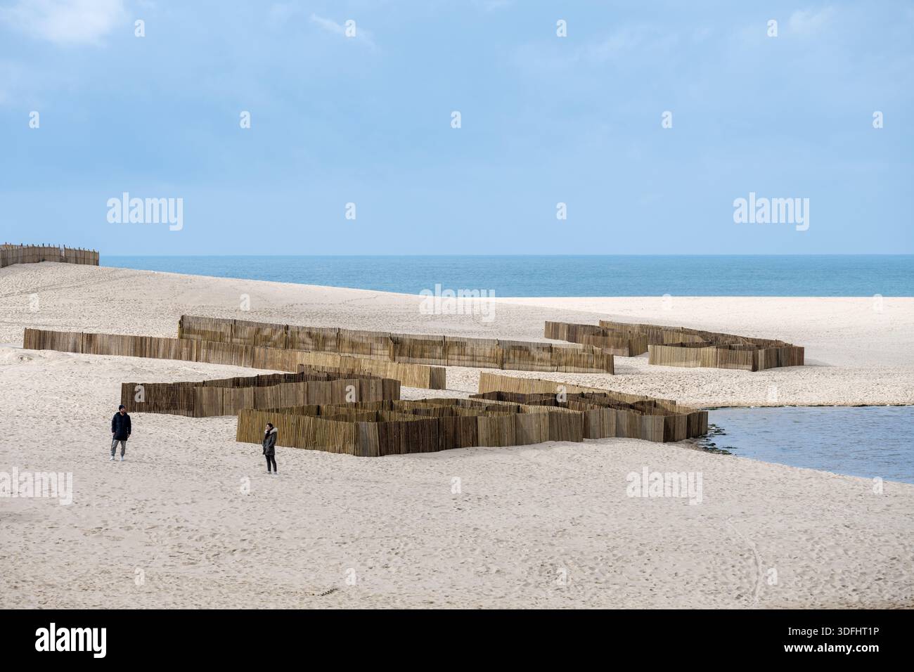 Lagoa de Albufeira Sesimbra Portugal December 25 2025. Two people walk ...