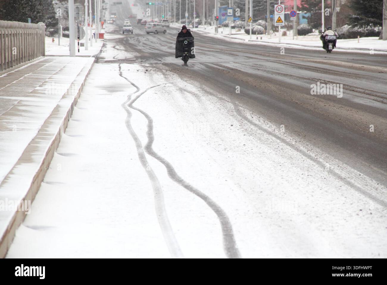 A heavy snowfall hits Weihai City, east China's Shandong Province, 10 ...