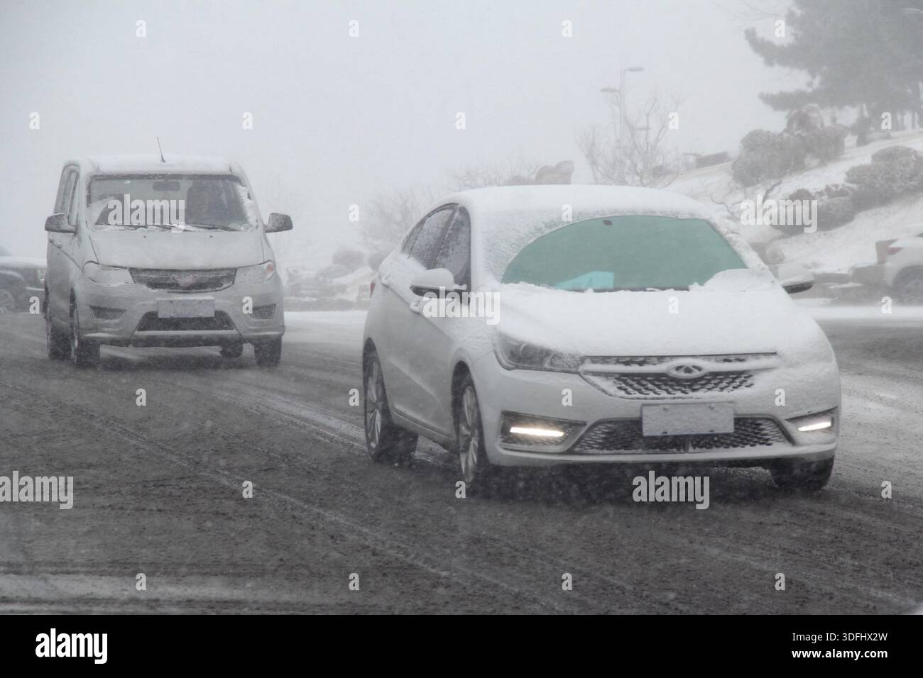 A heavy snowfall hits Weihai City, east China's Shandong Province, 10 ...