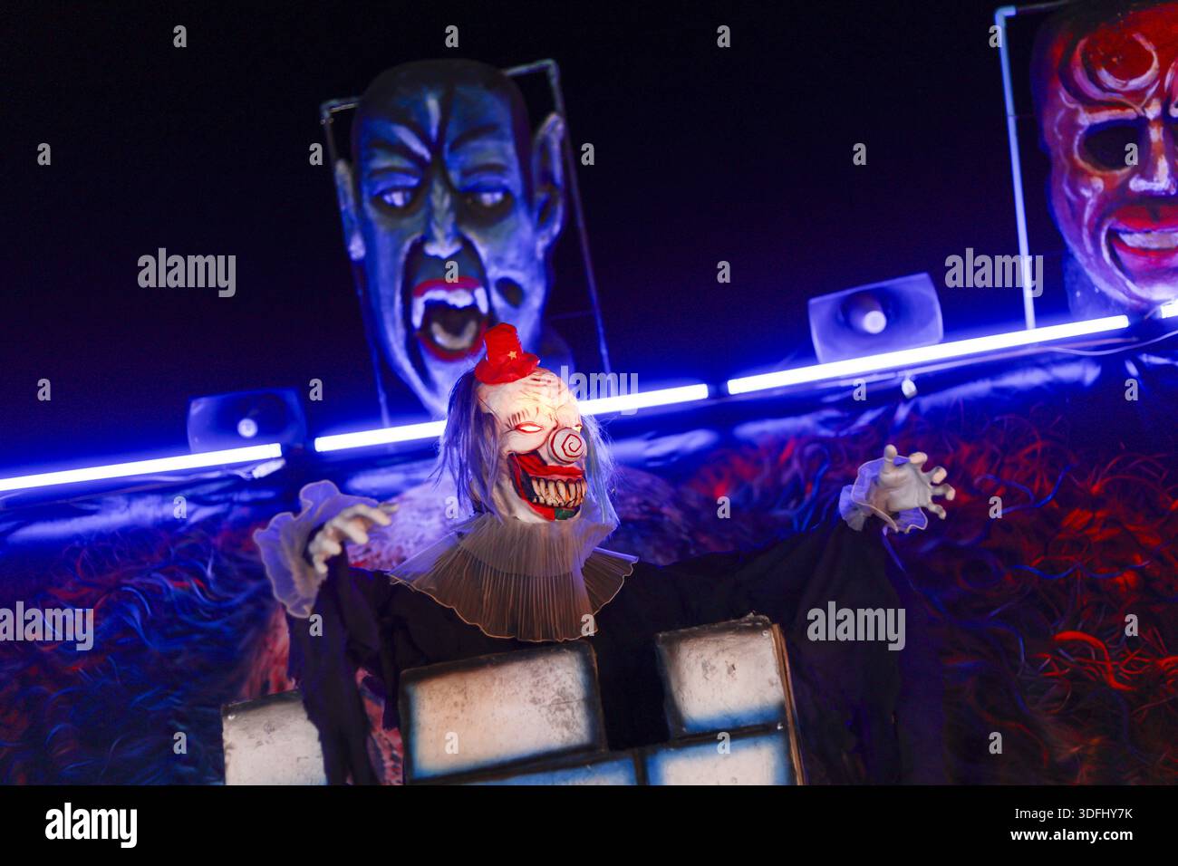 Terrifying scary evil clown figure dark nightmare haunted house ...