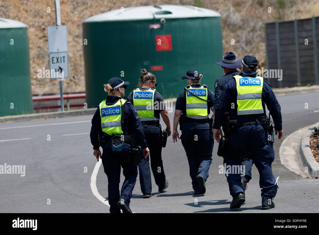 Australia. 13th Jan, 2026. Police arrive outside the Alexandra District ...