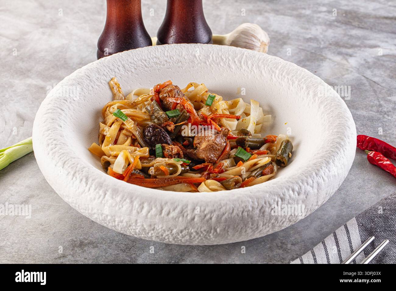 Asian wok udon with chicken and vegetables Stock Photo - Alamy