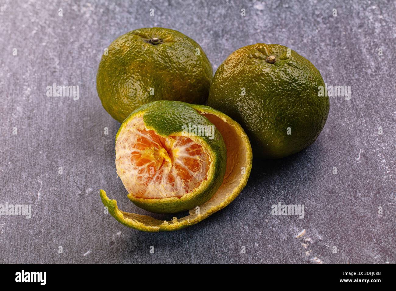 Ripe green sweet organic orange citrus Stock Photo - Alamy