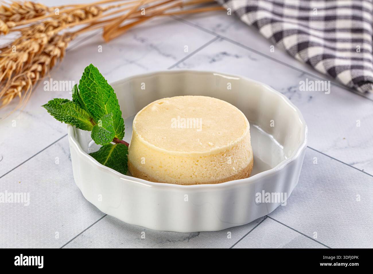 Round dessert cheesecake New York served mint leaves Stock Photo - Alamy