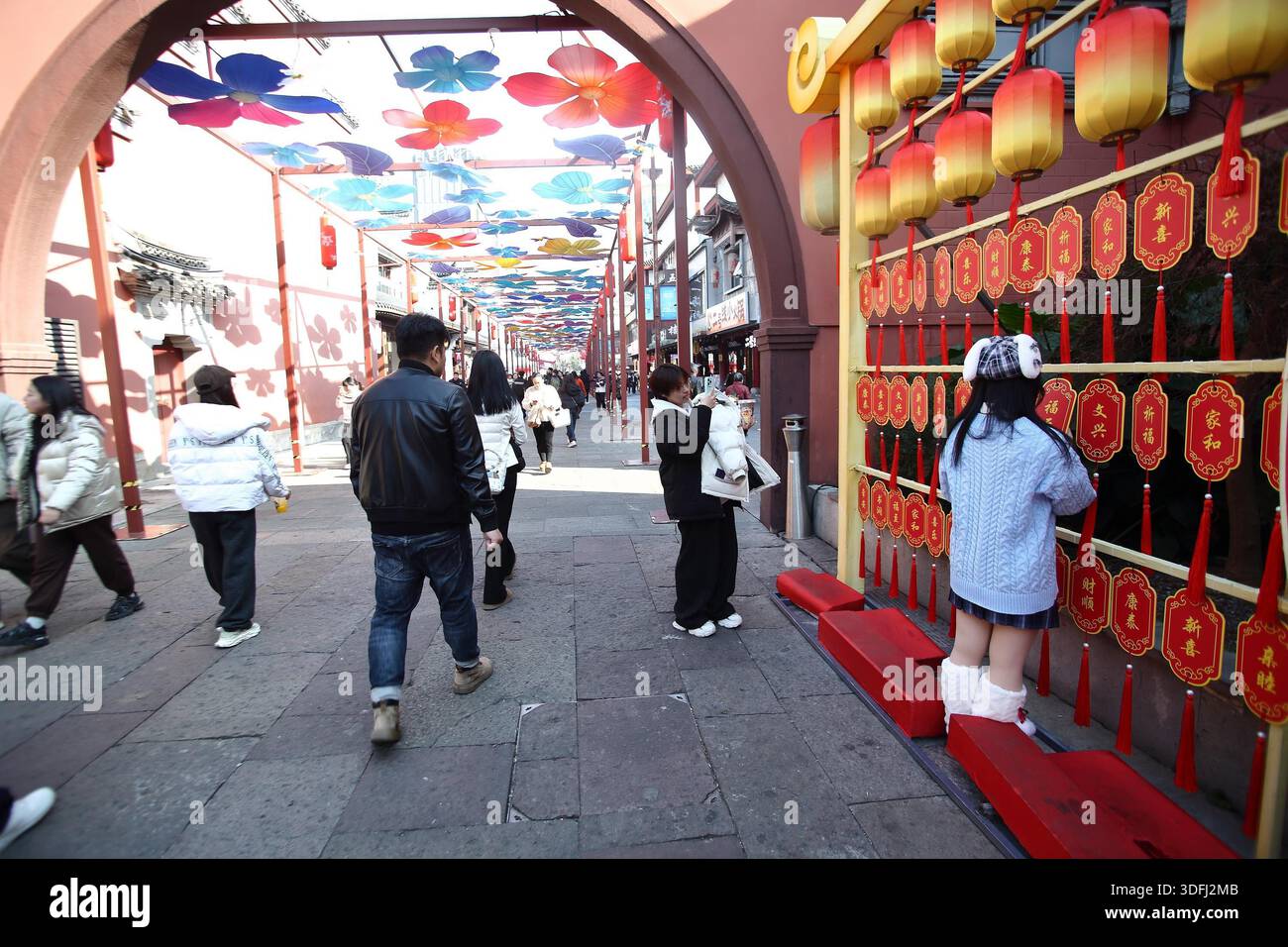 Visitors admire Lunar New Year lantern displays at Chenghuang Temple ...