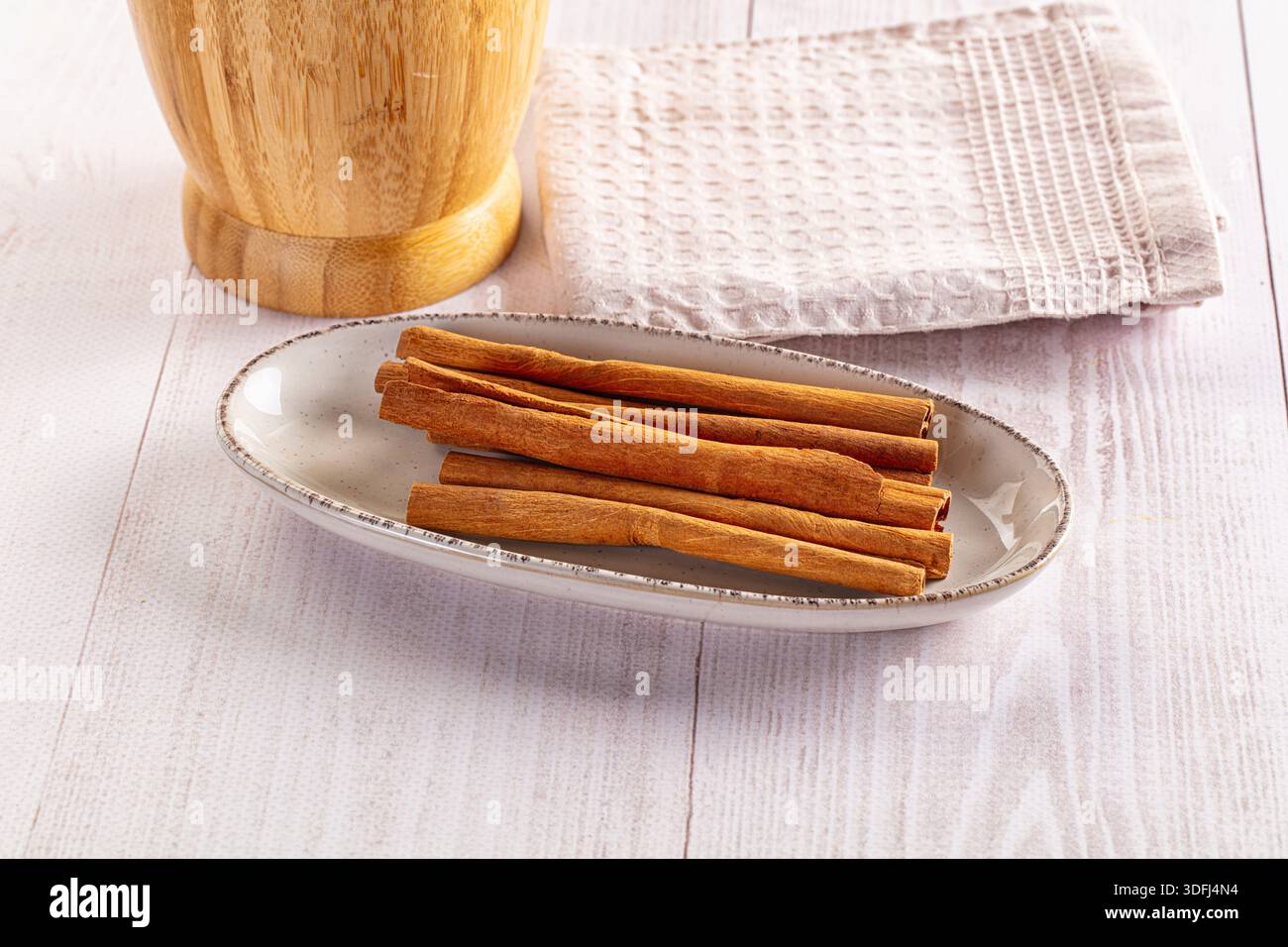 Dry cinnamon sticks aroma heap for cooking Stock Photo - Alamy