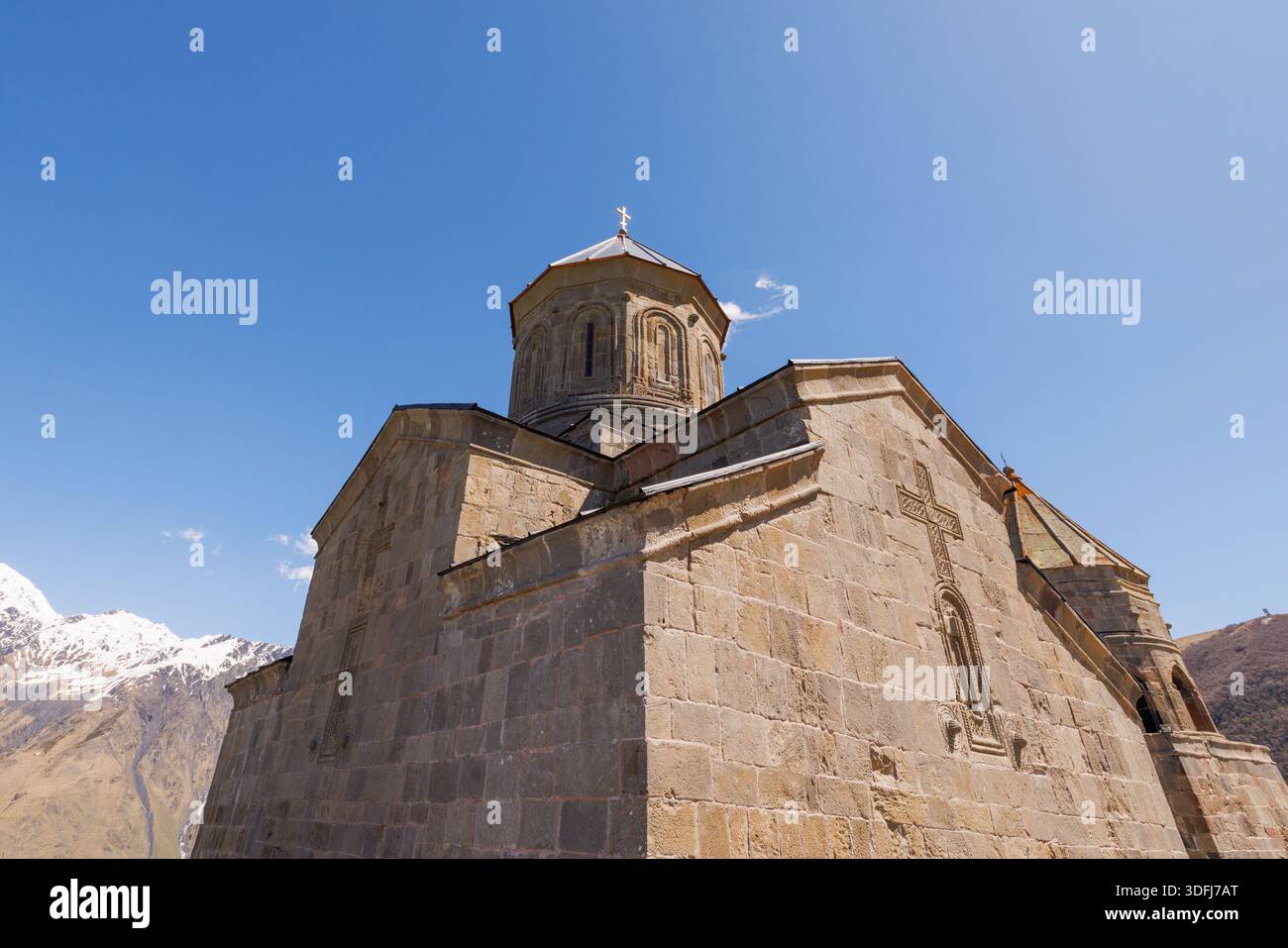 Scenic view of the Gergeti Trinity Church in the Caucasus Mountains ...