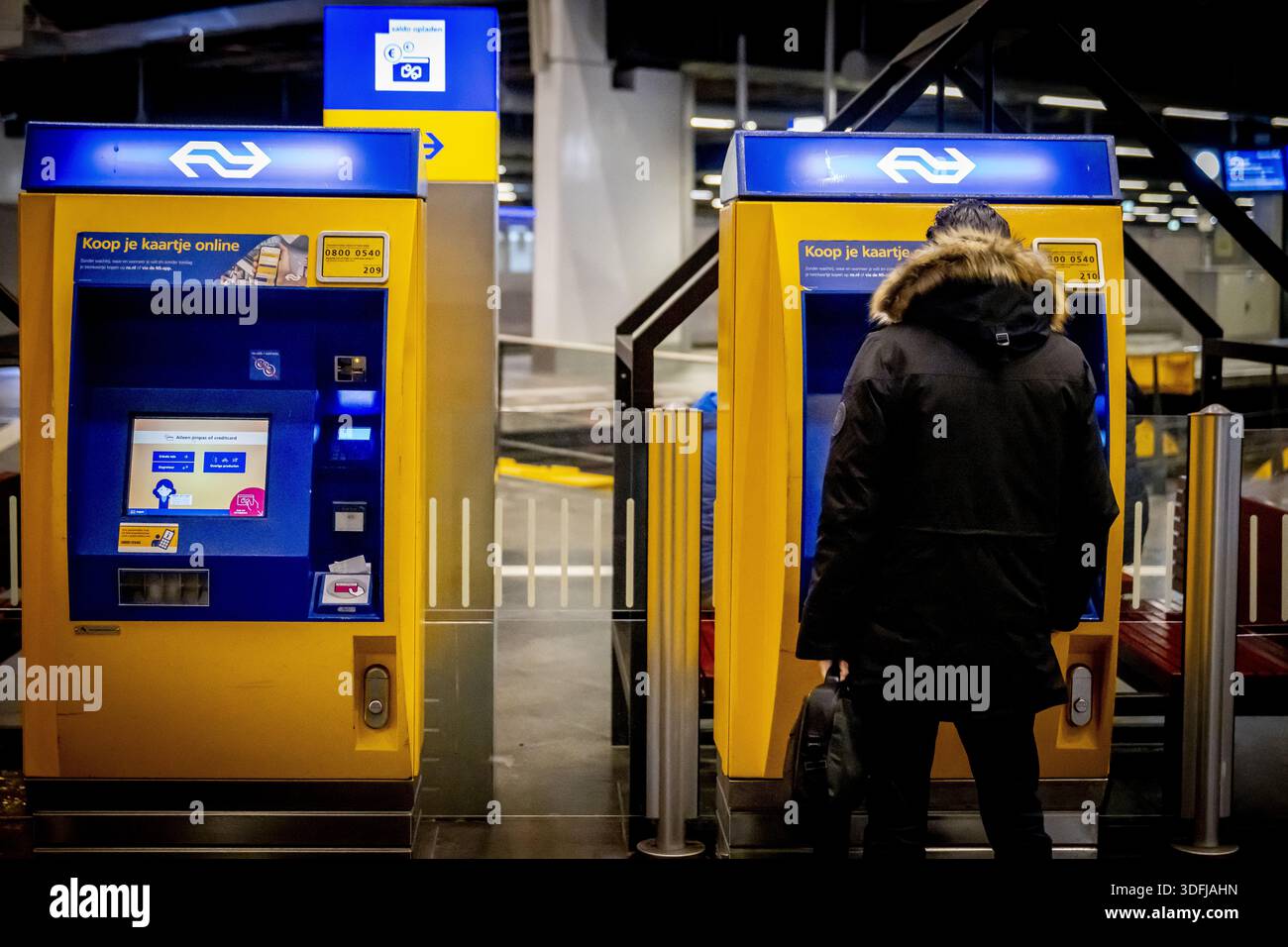 THE HAGUE - Travelers at The Hague Central Station. ROBIN UTRECHT /ANP ...