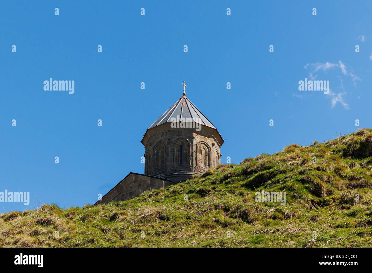Scenic view of the Gergeti Trinity Church in the Caucasus Mountains ...