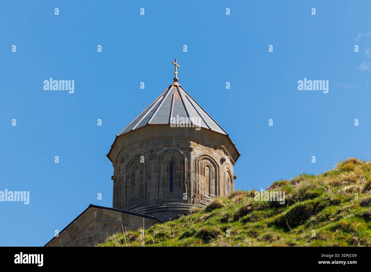 Scenic view of the Gergeti Trinity Church in the Caucasus Mountains ...
