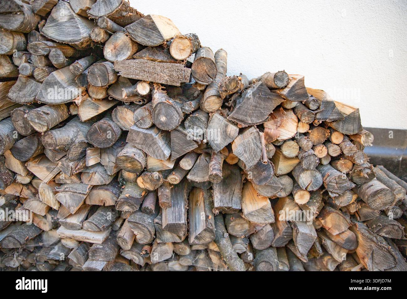 Firewood stacked along wall hi-res stock photography and images - Alamy