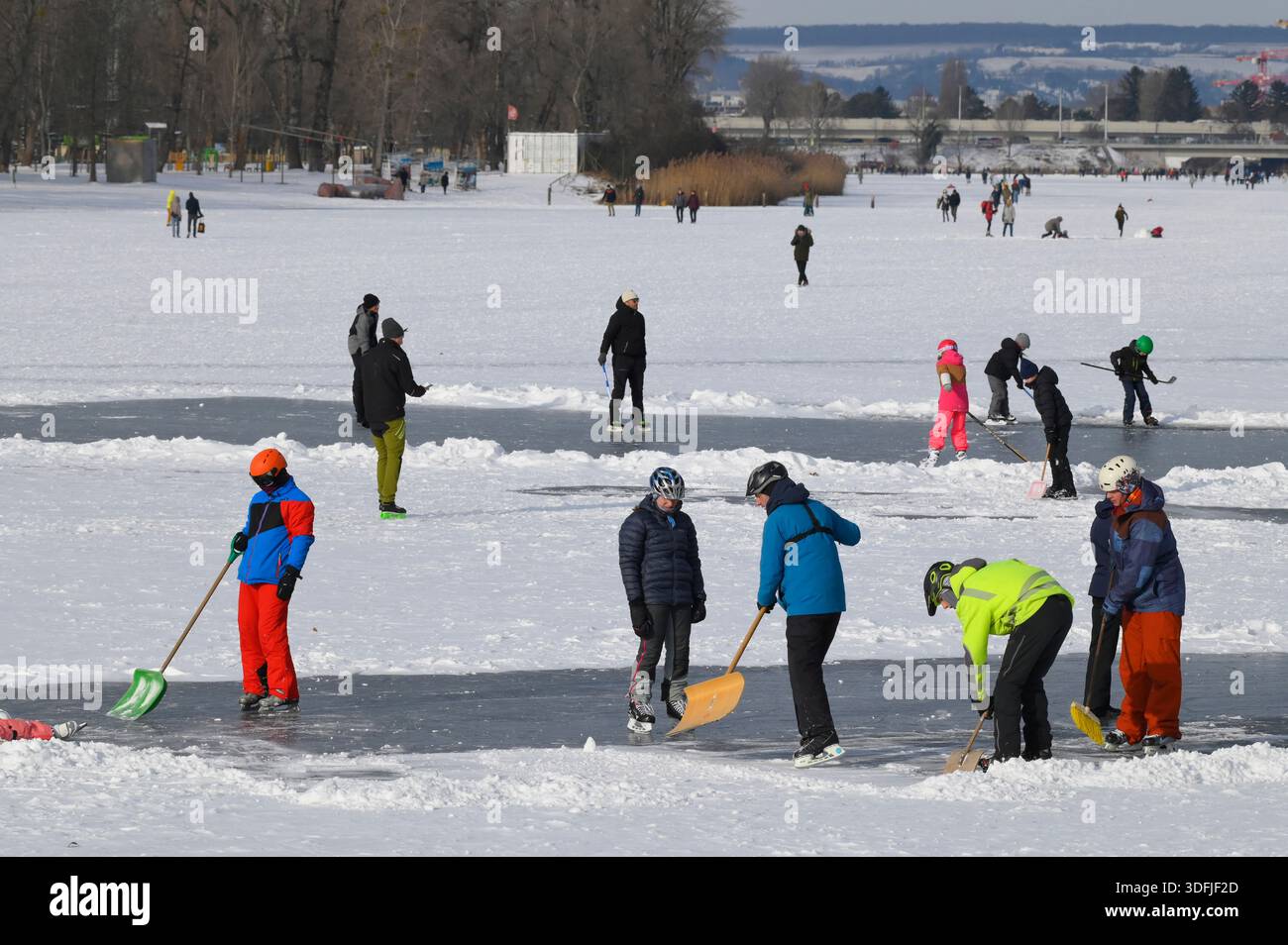 THEME PICTURE - The frozen Old Danube, the ice surface is covered with ...