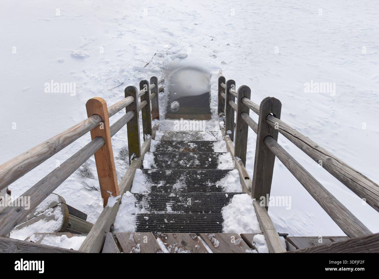 THEME PICTURE - The frozen Old Danube, the ice surface is covered with ...