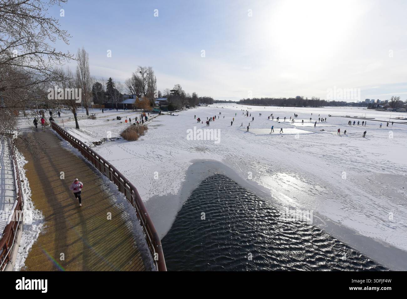 THEME PICTURE - The frozen Old Danube, the ice surface is covered with ...