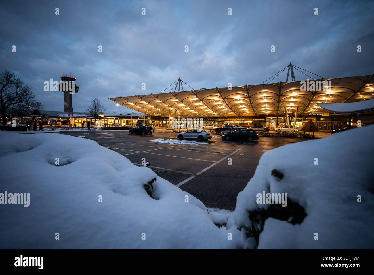 Der Salzburger Flughafen im Winter mit Neuschnee und Kälte am 11.01. ...