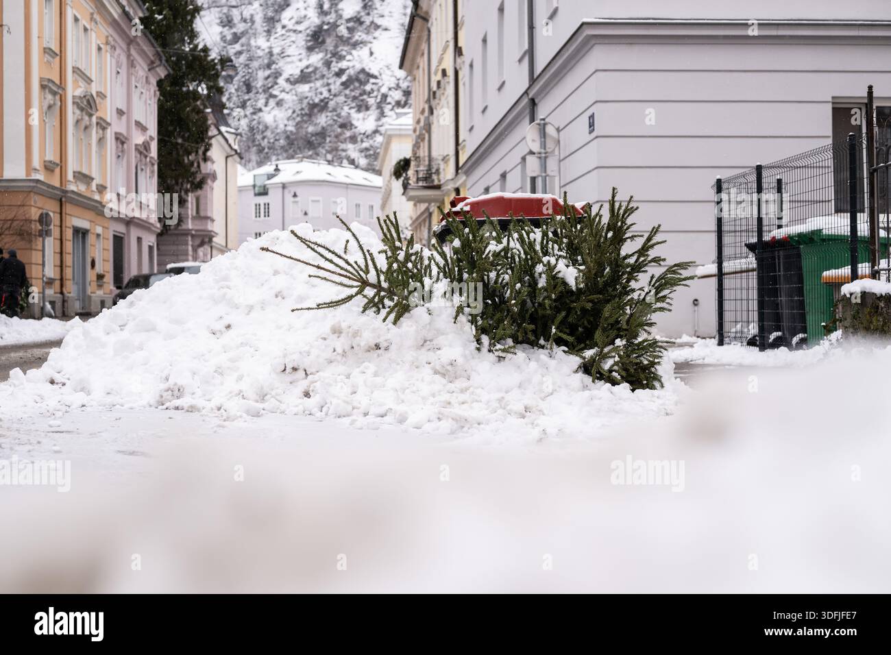 Symbolbild: Christbäume warten auf die Abholung in den Strassen der ...