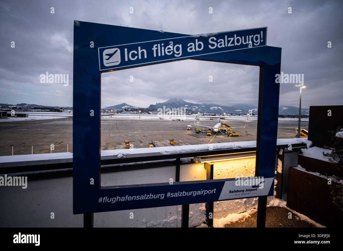 Der Salzburger Flughafen im Winter mit Neuschnee und Kälte am 11.01. ...