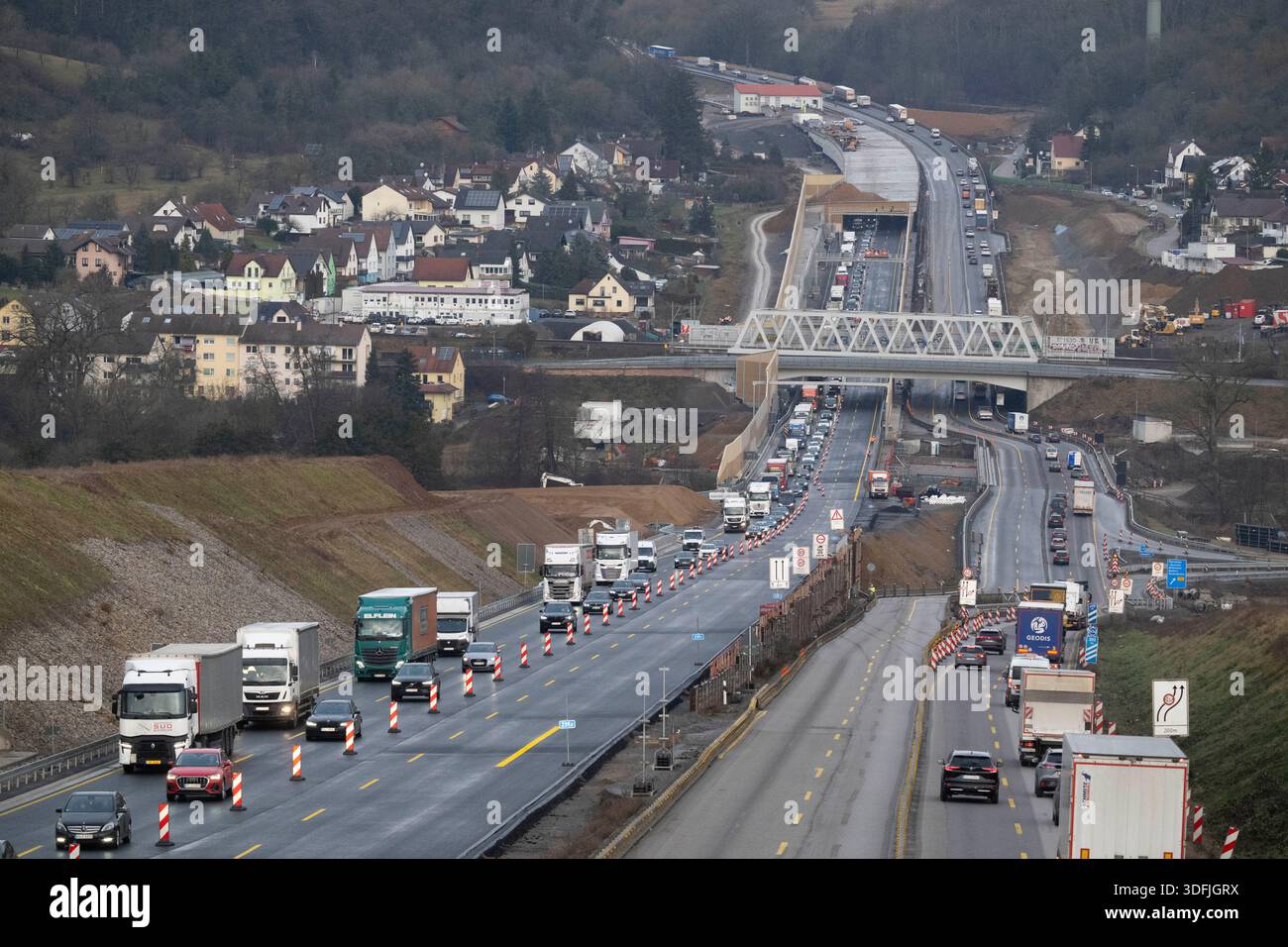 13 January 2026, Baden-Württemberg, Pforzheim: Cars drive along a ...