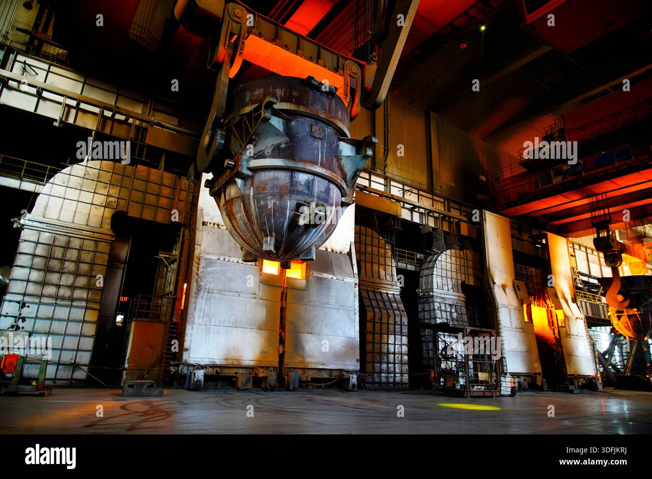 On-site shooting of high temperature forging in iron and steel plant ...