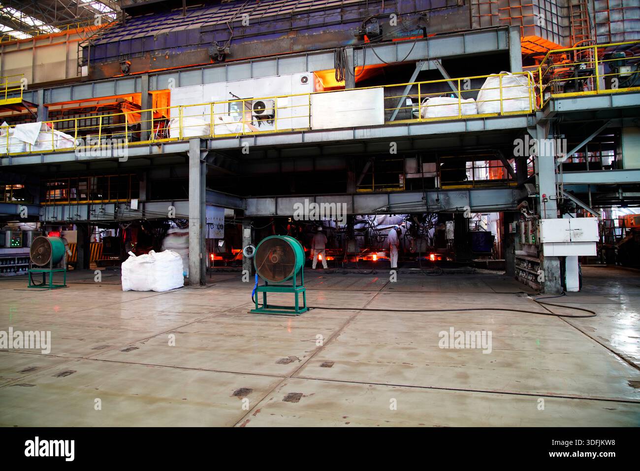 On-site shooting of high-temperature forging in iron and steel plant ...