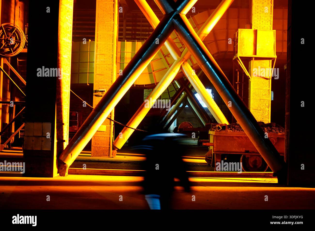 On-site shooting of high temperature forging in iron and steel plant ...