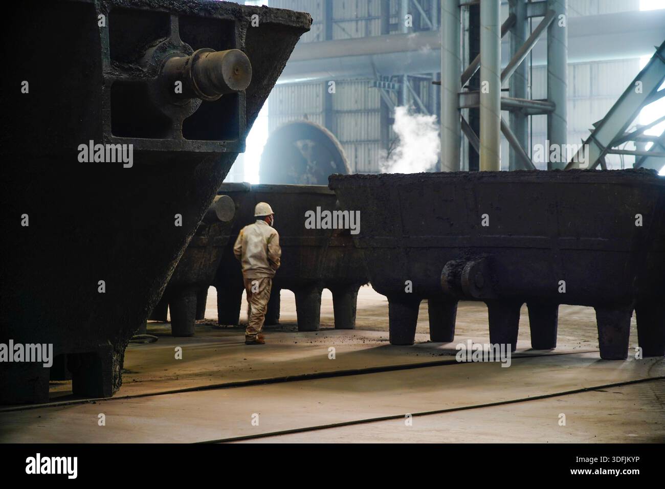 On-site shooting of high-temperature forging in iron and steel plant ...