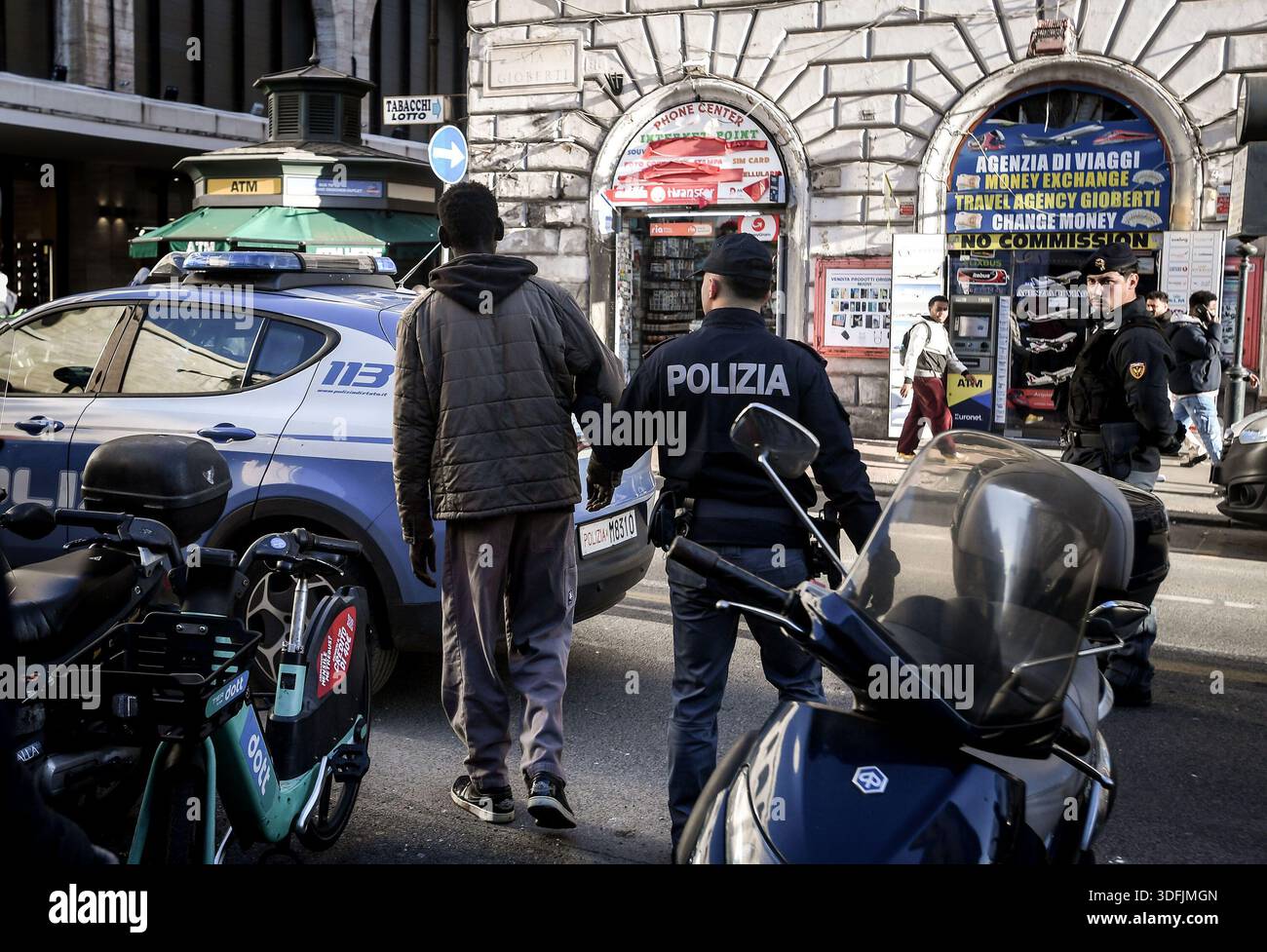 **NO WEBSITE OR NEWSPAPERS, ONLY FOR ITALY** Deterioration and police ...