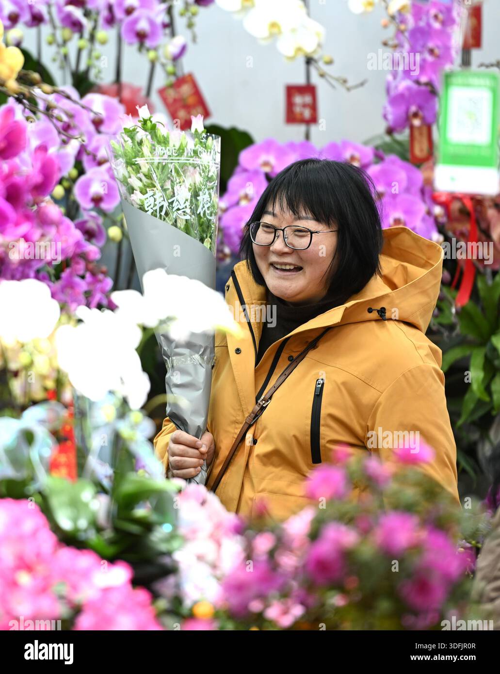 People select New Year's festive flowers at a flower market in Nanjing ...