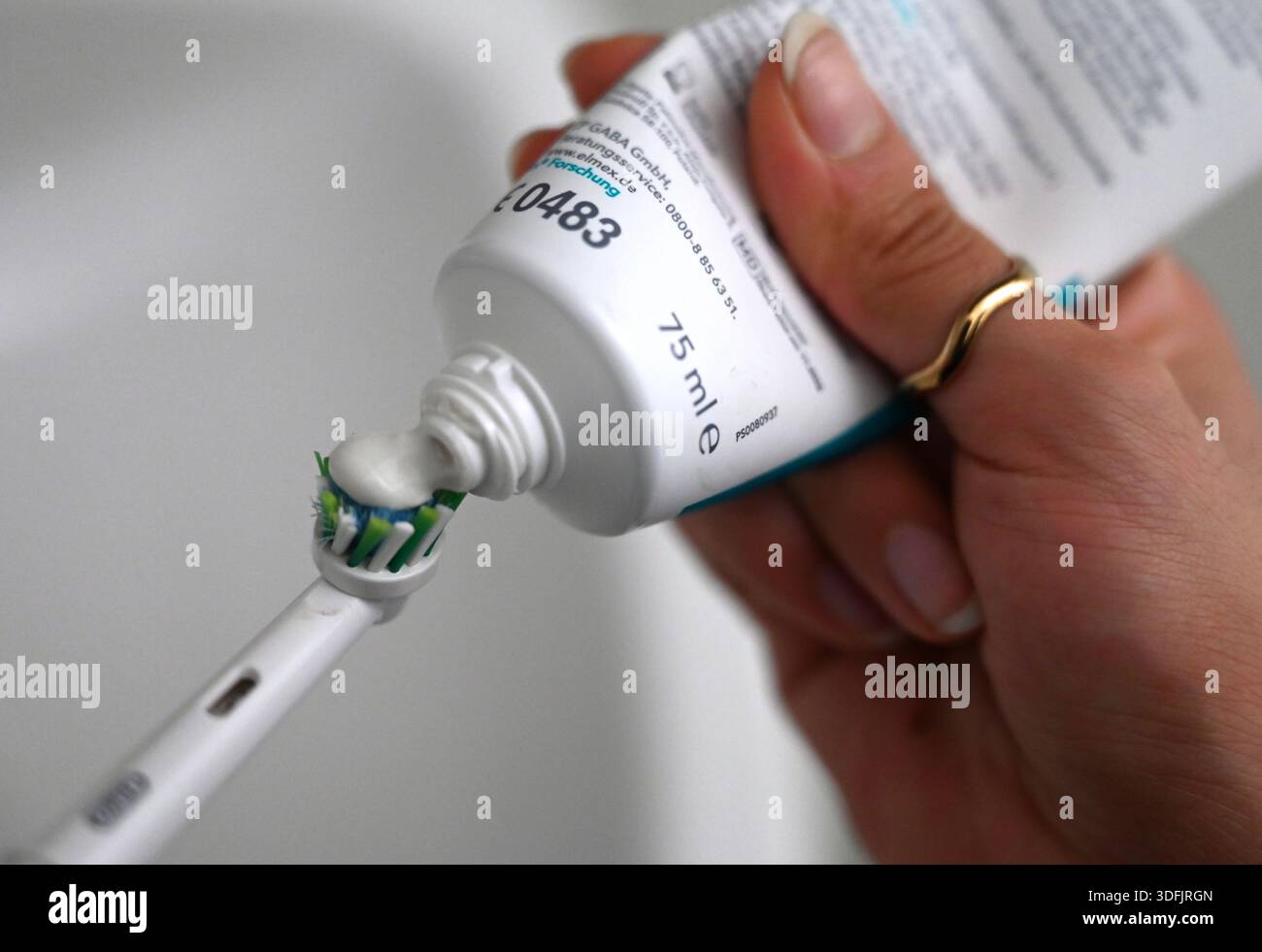 SYMBOL - 02 January 2026, Berlin: A woman applies toothpaste to her ...