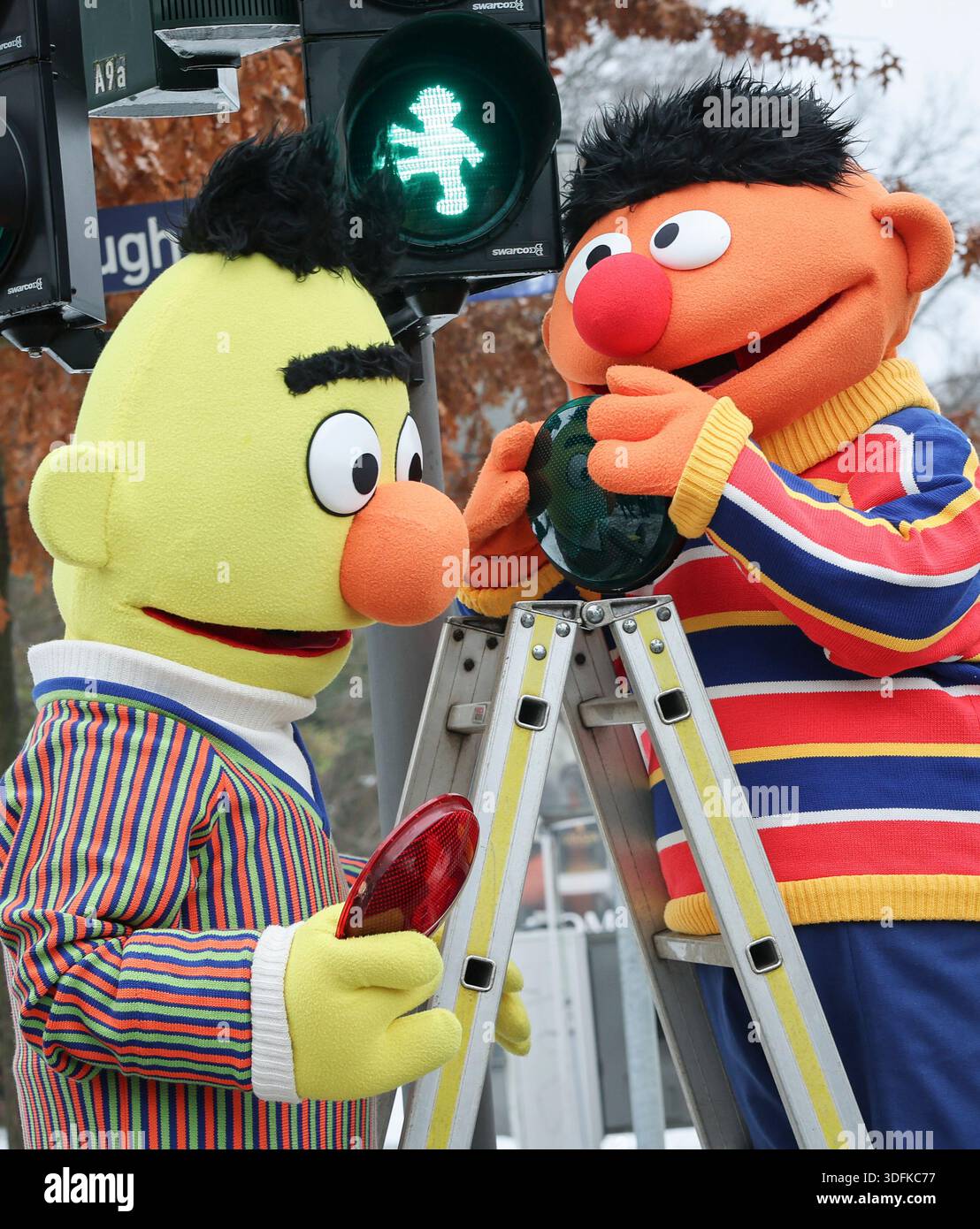 Hamburg, Germany. 13th Jan, 2026. The life-size figures of Ernie and ...