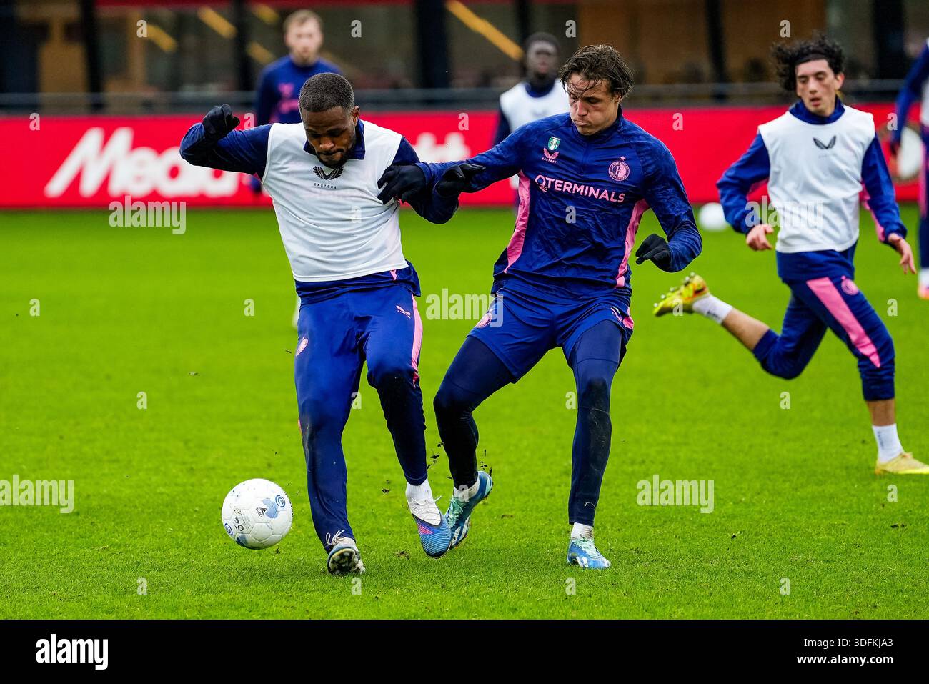 Rotterdam - Cyle Larin of Feyenoord, Tobias van den Elshout of ...