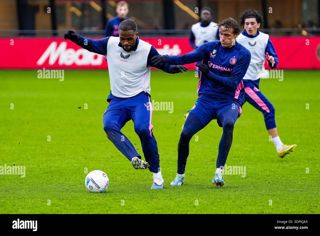 Rotterdam - Cyle Larin of Feyenoord, Tobias van den Elshout of ...