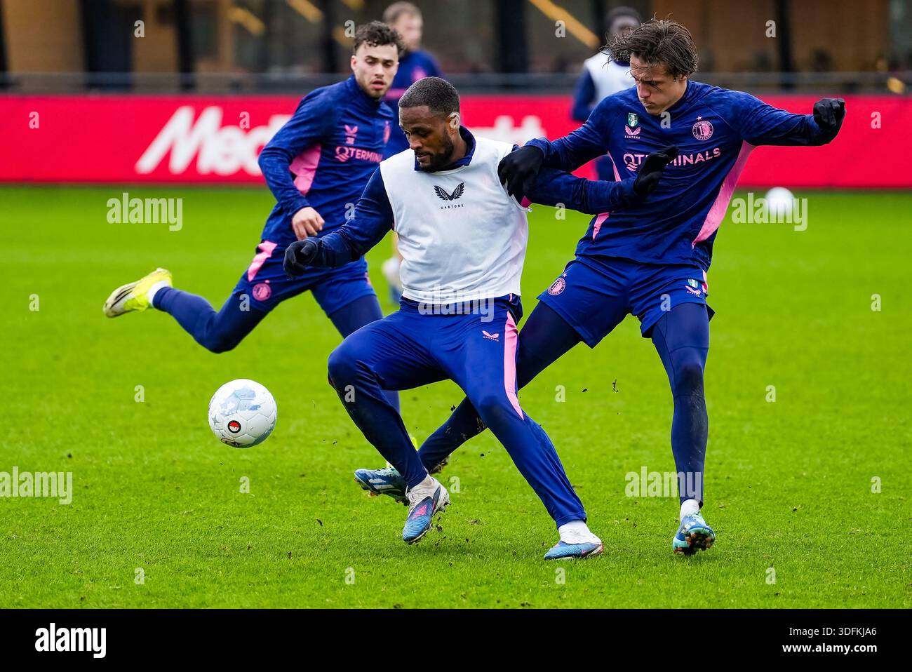 Rotterdam - Cyle Larin of Feyenoord, Tobias van den Elshout of ...