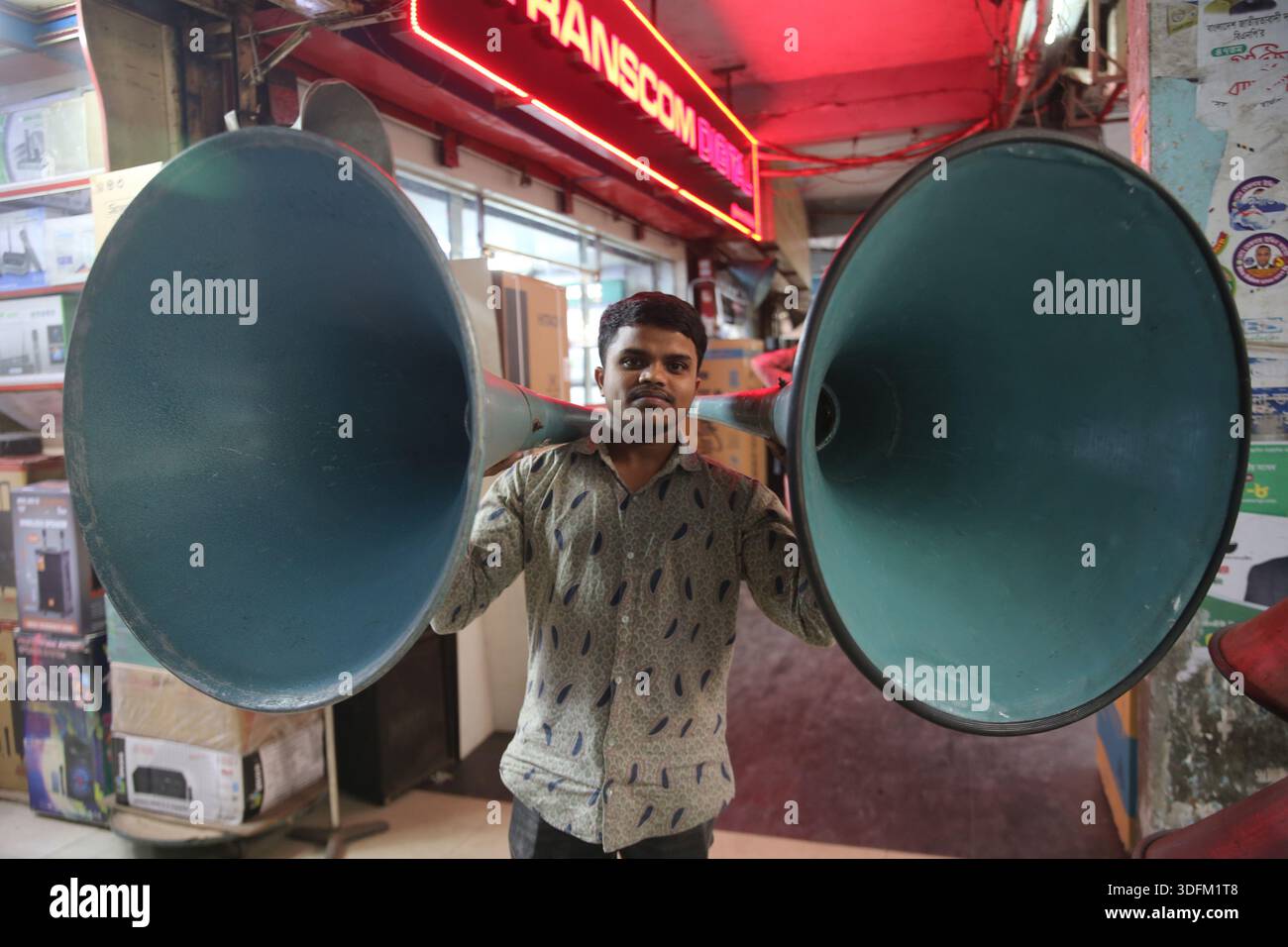 (260113) -- DHAKA, Jan. 13, 2026 (Xinhua) -- A vendor carries horn ...