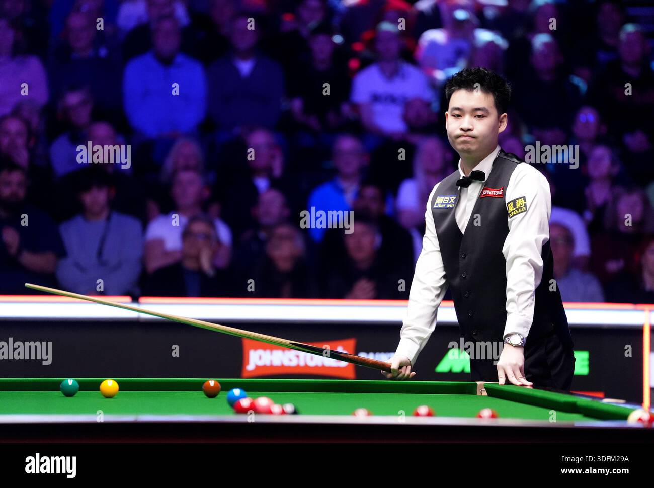 Si Jiahui reacts against Kyren Wilson (out of picture) on day three of ...