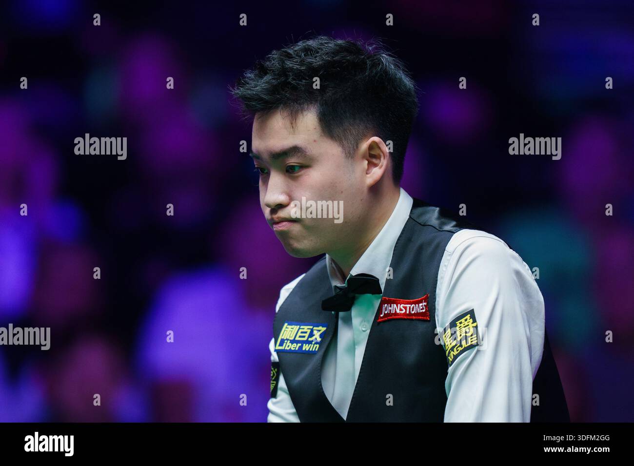 Si Jiahui looks dejected during the match between Kyren Wilson and Si ...