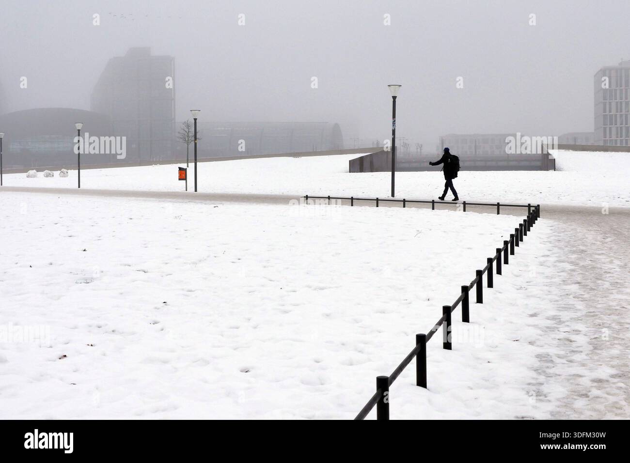 13.01.2026, Berlin - Deutschland. Die Stadt in in Nebel gehüllt. *** 13 ...