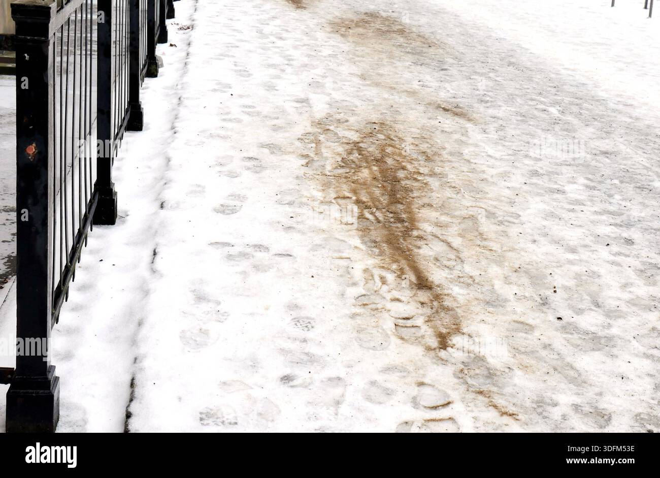 13.01.2026, Berlin - Deutschland. Gestreuter Gehweg bei Schnee und Eis ...