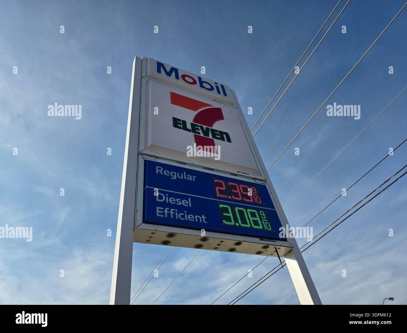 Mobil gas station hi-res stock photography and images - Alamy