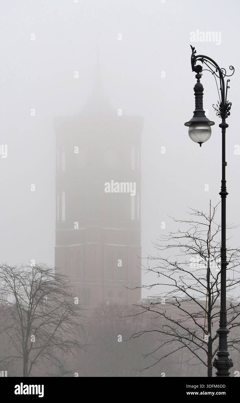 13.01.2026, Berlin - Deutschland. Das Rote Rathaus - Politik im Nebel ...