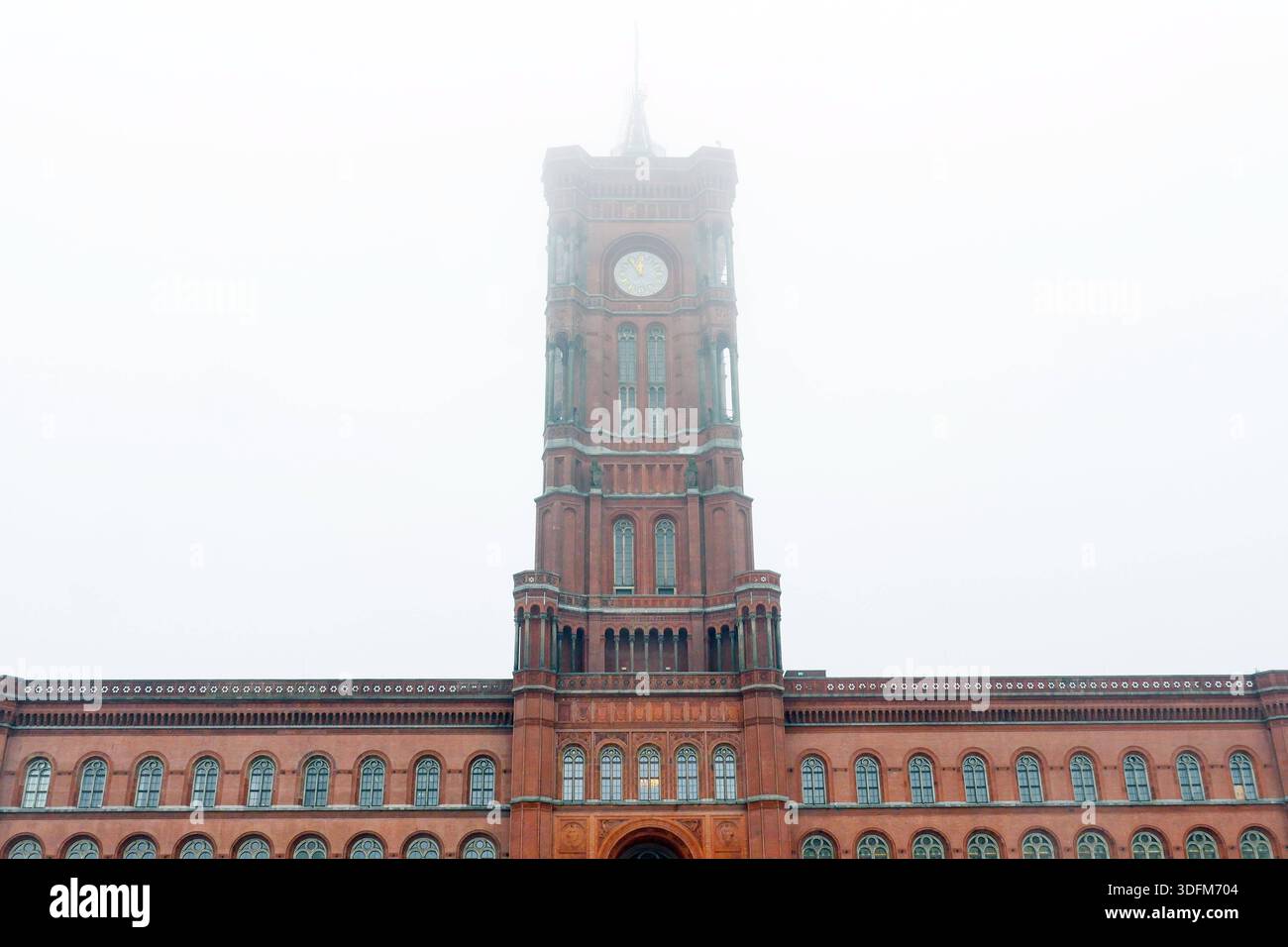 13.01.2026, Berlin - Deutschland. Das Rote Rathaus - Politik im Nebel ...