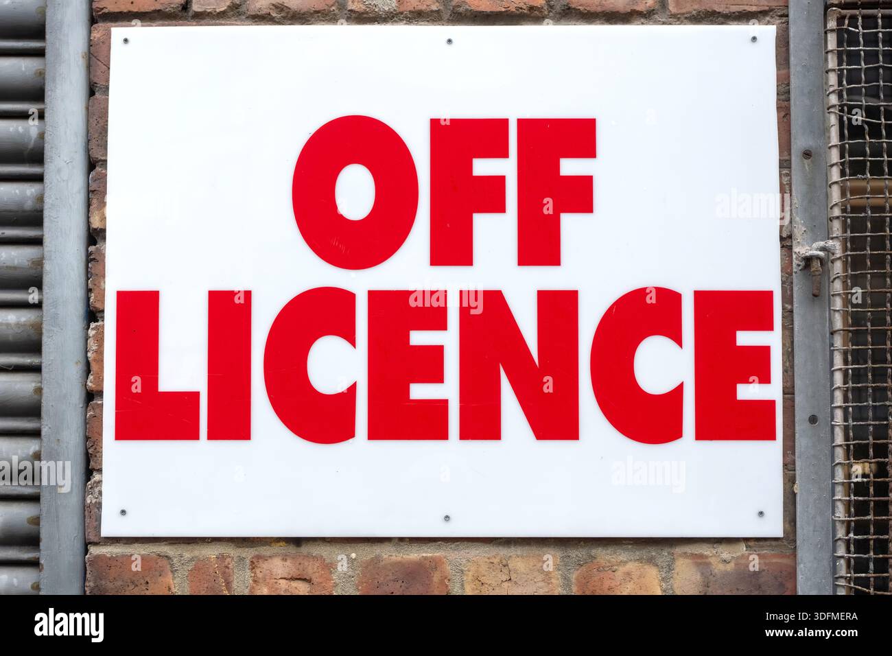 Community off licence hi-res stock photography and images - Alamy