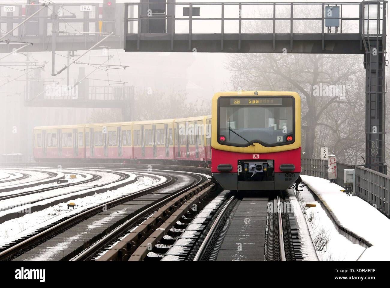 13.01.2026, Berlin - Deutschland. S-Bahn der Linie S9 nach Spandau ...