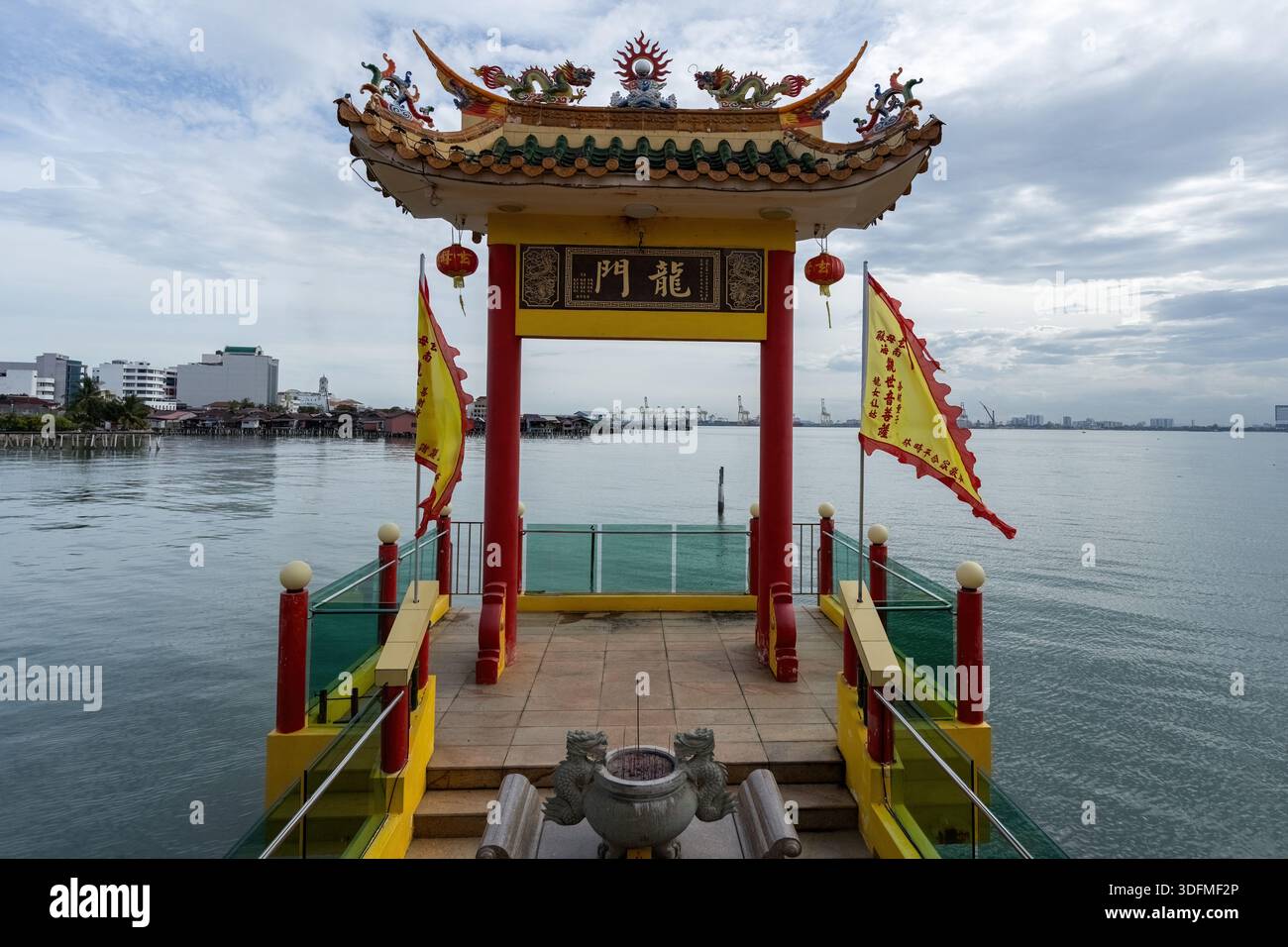 Floating Buddhist Temple exterion details floating Buddhist temple in ...
