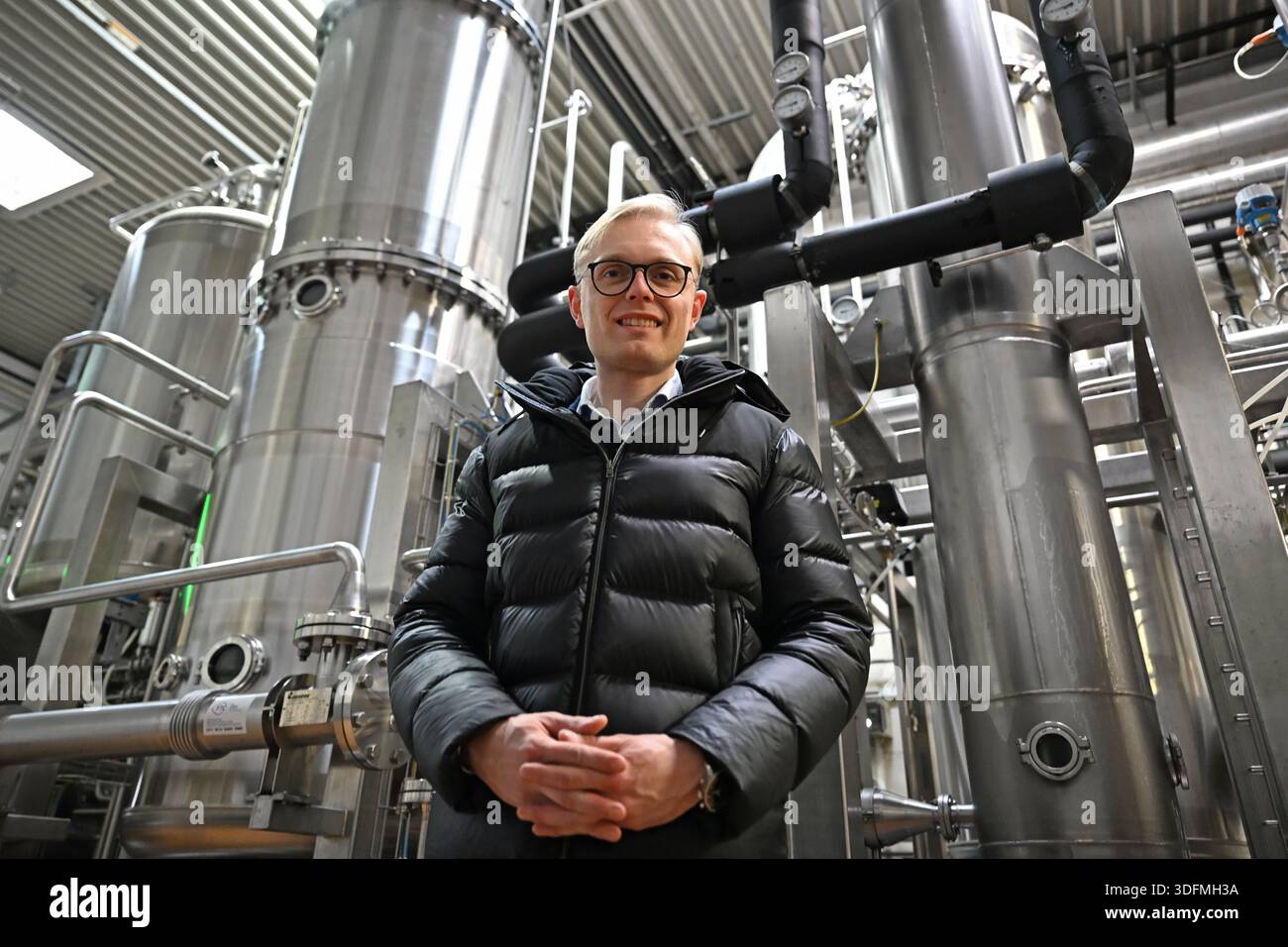 PRODUCTION - 12 January 2026, Rhineland-Palatinate, Lonsheim: Winemaker ...