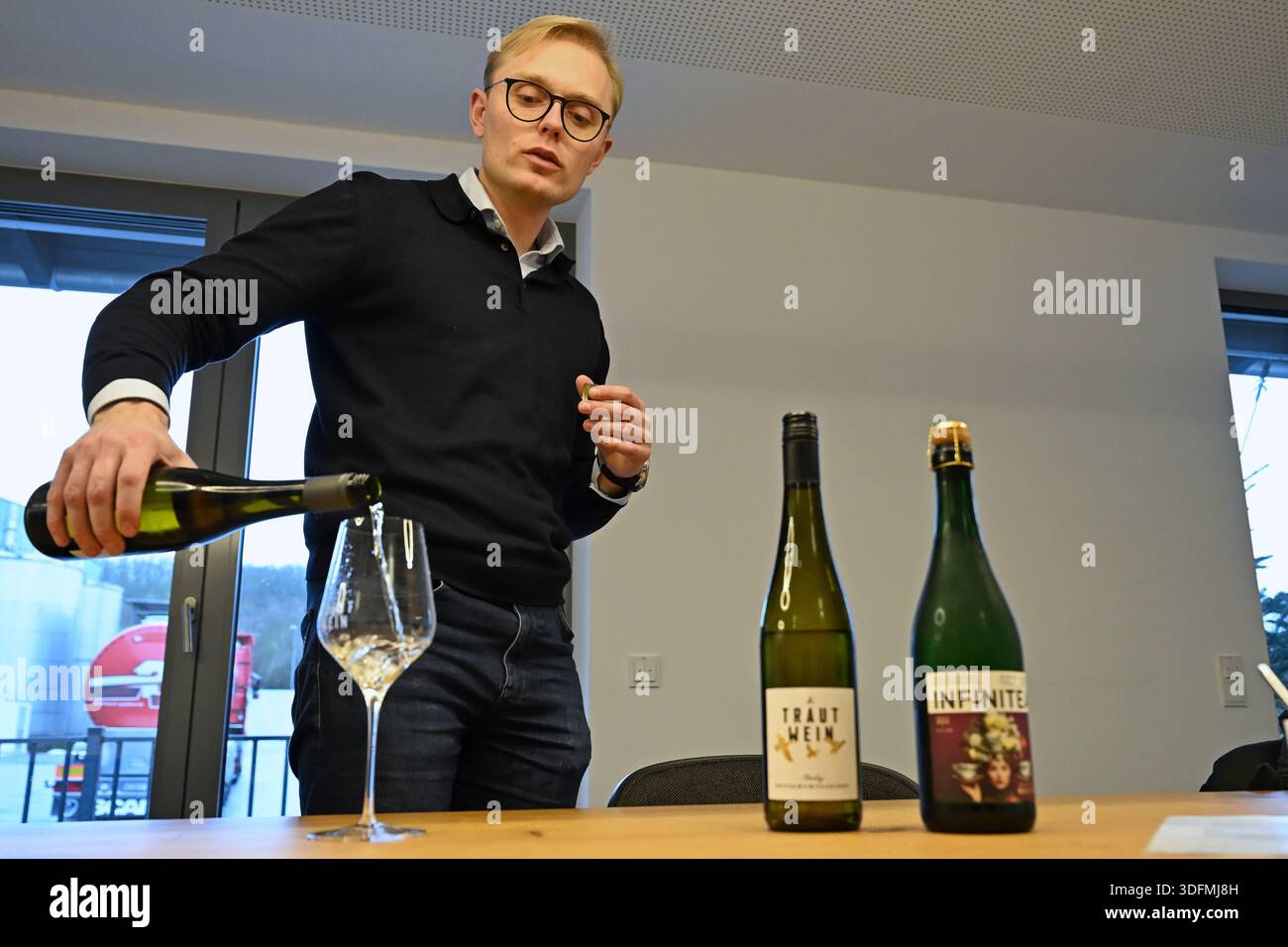 PRODUCTION - 12 January 2026, Rhineland-Palatinate, Lonsheim: Winemaker ...