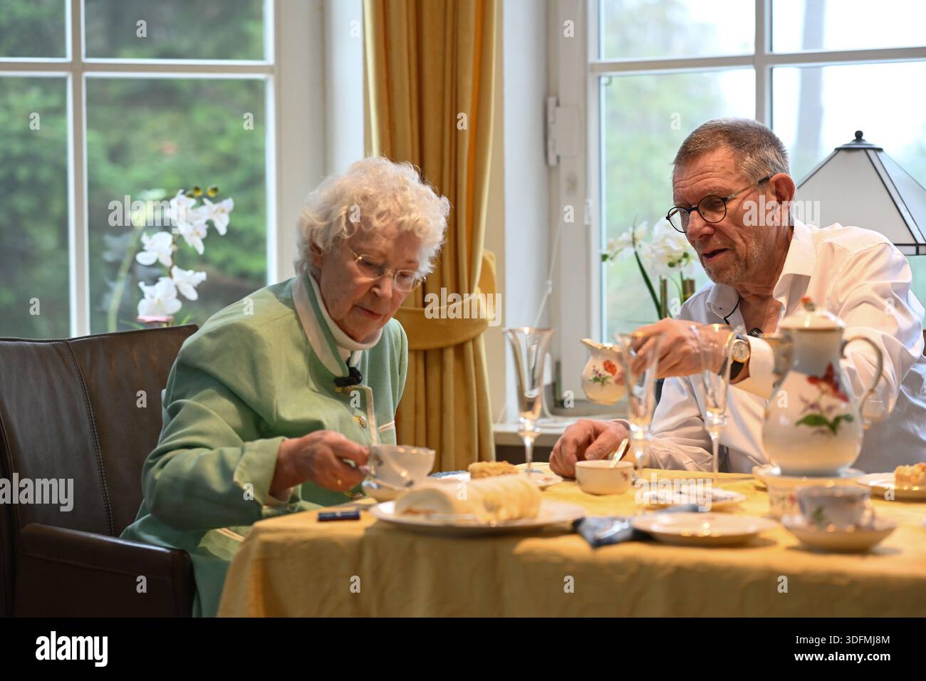 PRODUCTION - 13 January 2026, Lower Saxony, Hagen: Ellen (80) and Johan ...
