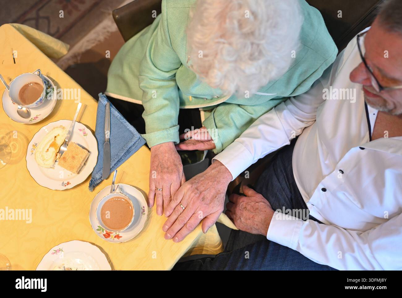 PRODUCTION - 13 January 2026, Lower Saxony, Hagen: Ellen (80) and Johan ...