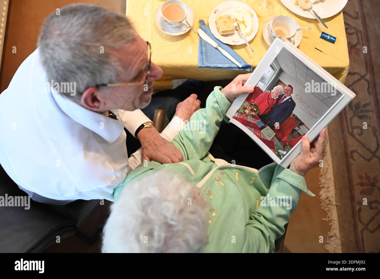 PRODUCTION - 13 January 2026, Lower Saxony, Hagen: Ellen (80) and Johan ...