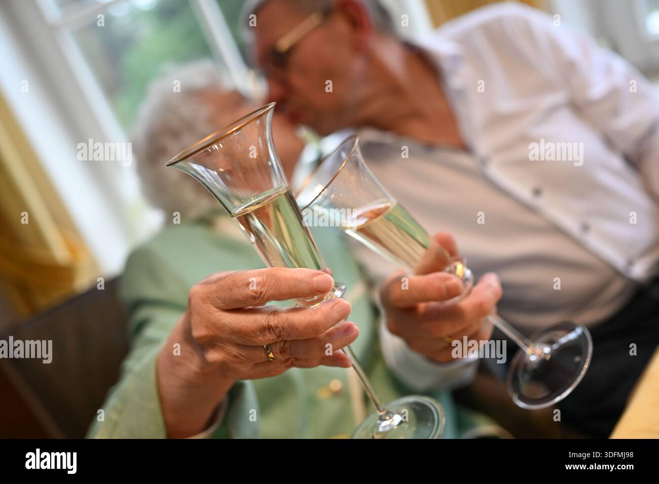PRODUCTION - 13 January 2026, Lower Saxony, Hagen: Ellen (80) and Johan ...